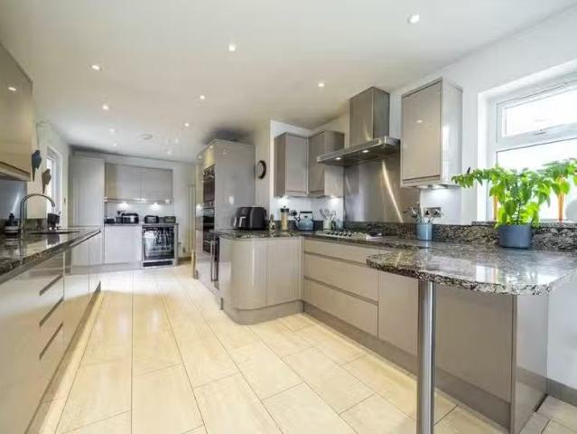 Bungalow for sale in Lyndhurst Avenue, Whitton, TW2 Ref 235124