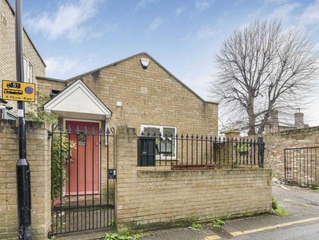Bungalow for sale in Pembroke Place, Isleworth, TW7 Ref 222489