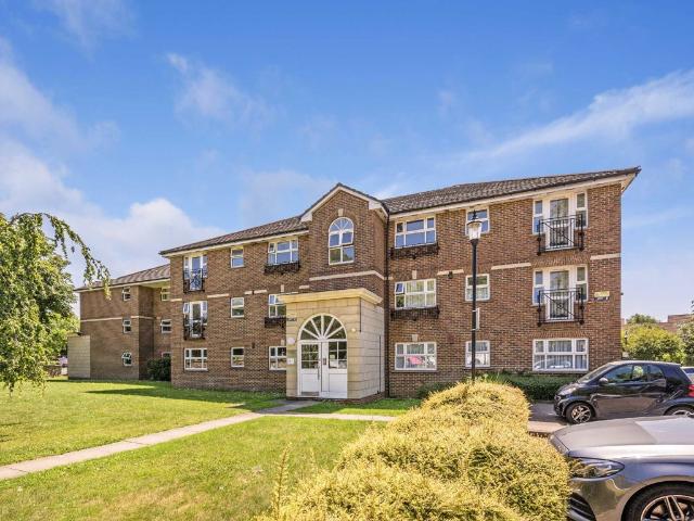Bunns Lane, Mill Hill NW7, 2 bed flat to rent, £1,750 pcm | PrimeLocation