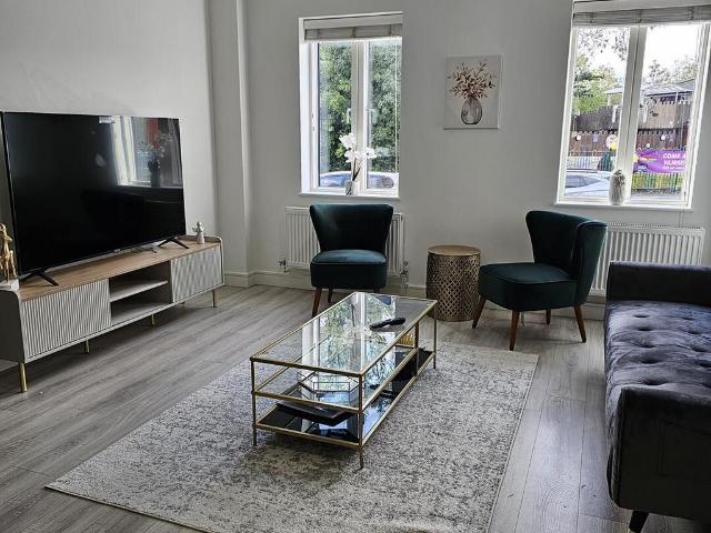 Bunns Lane, NW7 2 bed flat to rent £1,999 pcm £461 pw