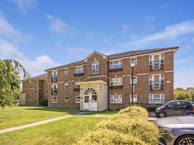 Bunns Lane, London NW7 2 bed flat to rent £1,750 pcm £404 pw