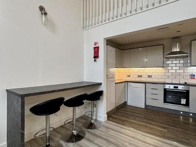 Buccleuch Street, Glasgow G3 4 bed ground floor maisonette to rent £2,800 pcm £646 pw