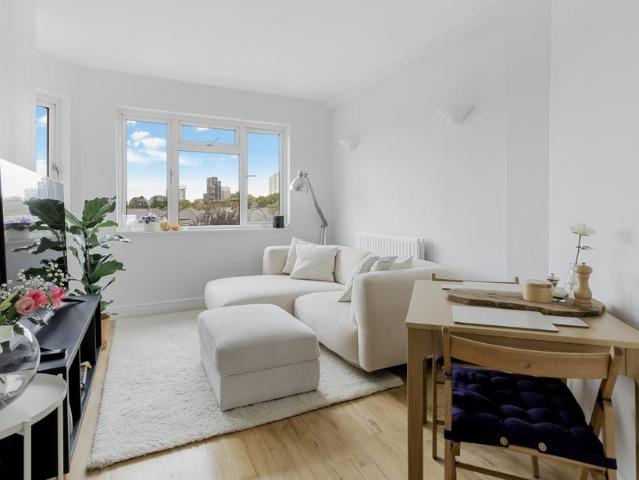 Buchanan House, SW18 1 bed flat to rent £2,400 pcm £554 pw