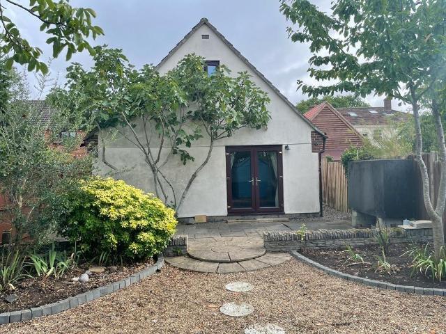 Buckenham Road, Foundry Corner. 3 bed duplex to rent £1,550 pcm £358 pw