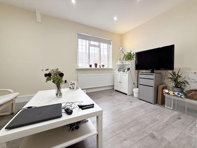 Buckfield Court, Bathurst Walk, Iver SL0, 2 bed flat to rent, £1,500 pcm | PrimeLocation