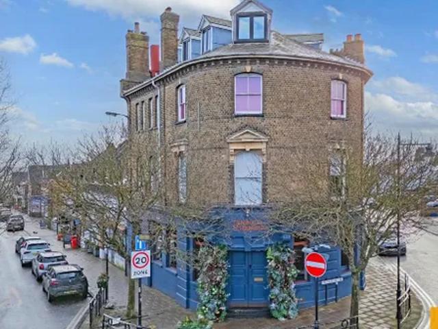 Buckhurst Hill Post Office, 167 Queen's Road, Buckhurst Hill, IG9 5AZ, United Kingdom | 2 bed apartment for rent #165439805 | Rentberry