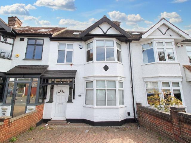 Buckhurst Way, Buckhurst Hill IG9, 4 bed terraced house to rent, £2,750 pcm | PrimeLocation