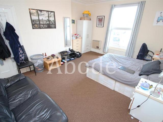 Buckingham Mount, Hyde Park, Leeds 6 bed house to rent £3,510 pcm £810 pw
