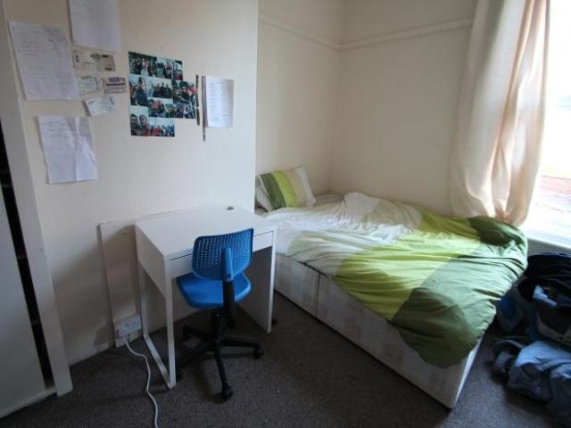 Buckingham Mount, Leeds 3 bed flat to rent £1,755 pcm £405 pw