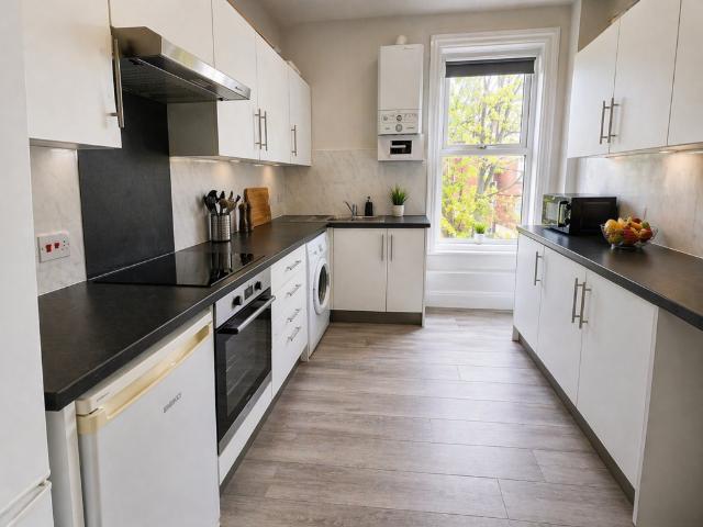 Buckingham Mount, Leeds 4 bed house to rent £2,357 pcm £544 pw