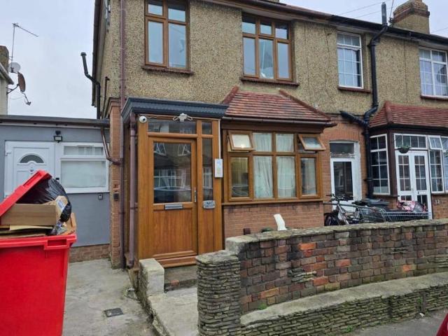 Buckingham Avenue, Feltham TW14 1 bed flat to rent £1,125 pcm £260 pw