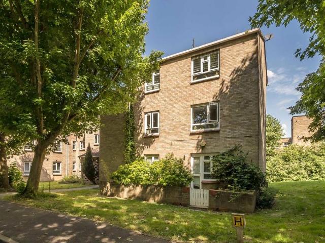 Buckingham Close, London W5 1 bed flat to rent £1,850 pcm £427 pw