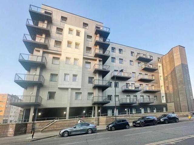 Buckingham Gardens, Slough, 2 Bedroom Apartment