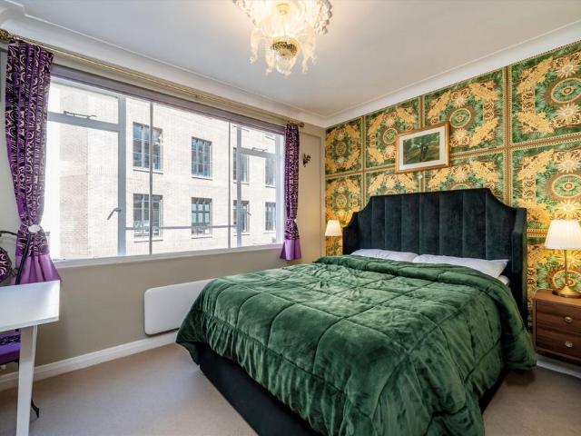 Buckingham Gate, London SW1E Studio to rent £1,699 pcm £392 pw