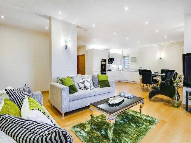 Buckingham Palace Road, London SW1W 3 bed flat to rent £4,996 pcm £1,153 pw
