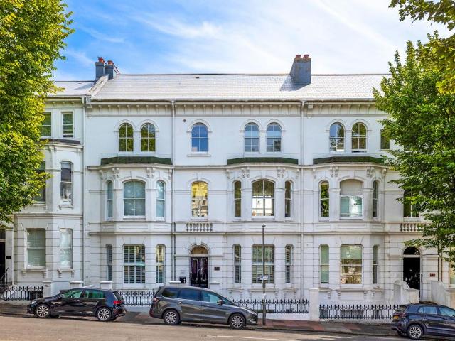 Buckingham Road, Brighton, BN1 2 bed flat to rent £1,850 pcm £427 pw