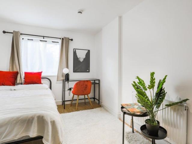 Buckingham Road, London E18, 4 bed shared accommodation to rent, £950 pcm | PrimeLocation