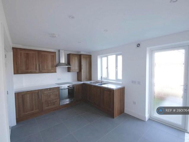 Buckingham Road, Milton Keynes, MK3 4 bed semi detached house to rent £1,710 pcm £395 pw