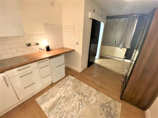 Buckingham Road, Room 1 London E18 2NH Century 21 United Kingdom