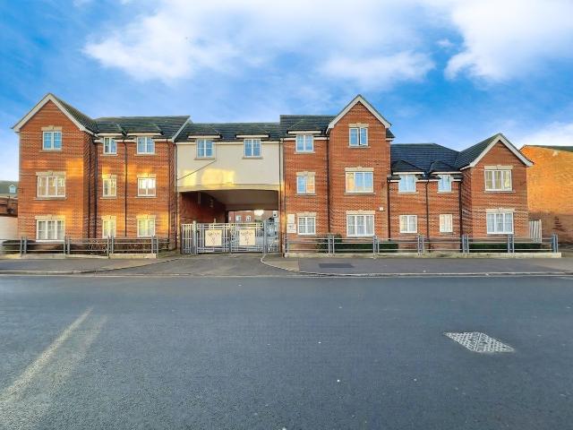 Buckingham Street, Aylesbury HP20, 2 bed flat to rent, £1,350 pcm | PrimeLocation