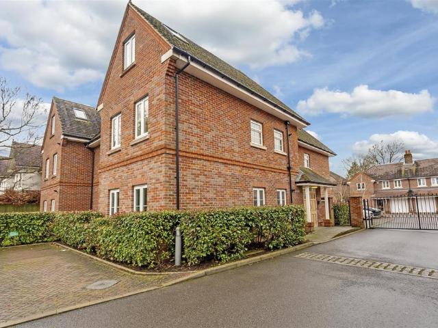 Buckle House, Hurley Close 2 bed apartment to rent £1,650 pcm £381 pw