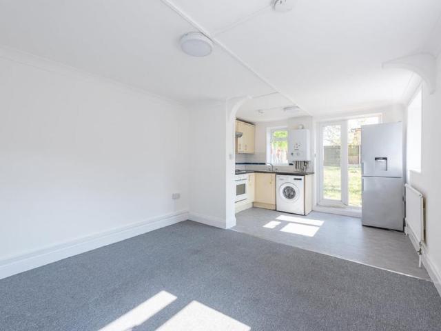 Buckleigh Road, London, SW16 1 bed ground floor flat to rent £1,750 pcm £404 pw