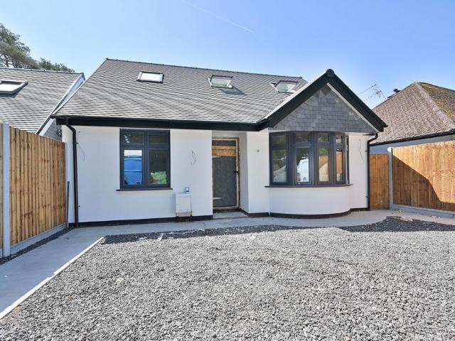 Bucknalls Lane, WD25, Watford. 4 bed bungalow to rent £3,200 pcm £738 pw