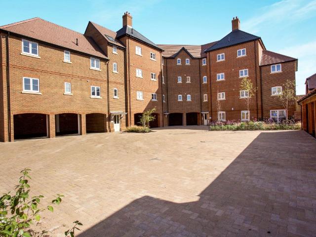 Buddery Close, Warfield, Bracknell RG42, 2 bed flat to rent, £1,600 pcm | PrimeLocation
