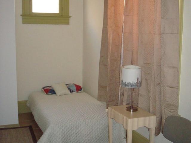 Budget_Friendly Room in Historic Downtown Home
