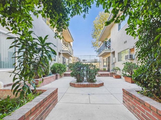 Buffalo Sherman Oaks Apartments