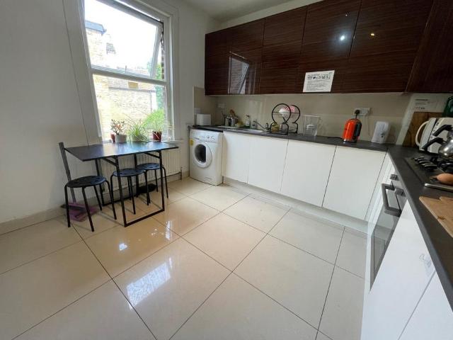 Bulwer Road, Leytonstone 4 bed flat to rent £2,799 pcm £646 pw