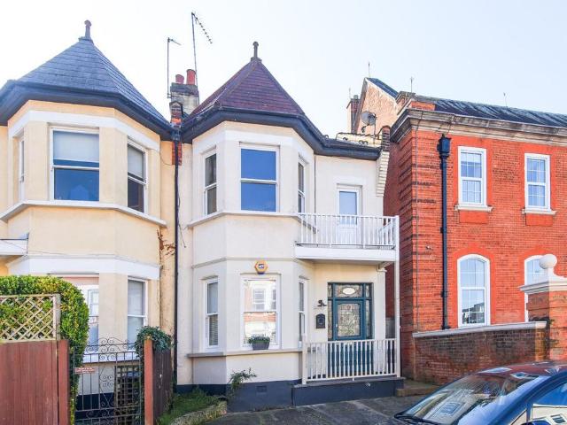 Bulwer Road, New Barnet, Barnet, EN5 2 bed flat to rent £2,095 pcm £483 pw