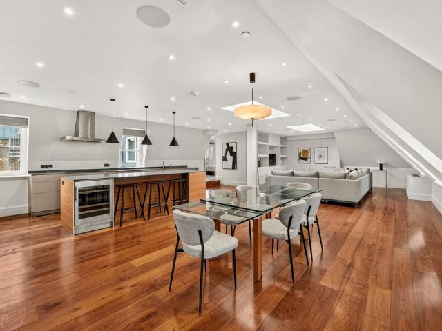 Bull Inn Court, London WC2R 3 bed penthouse to rent £10,000 pcm £2,308 pw