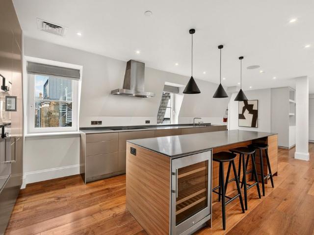 Bull Inn Court, London WC2R 3 bed penthouse to rent £10,000 pcm £2,308 pw