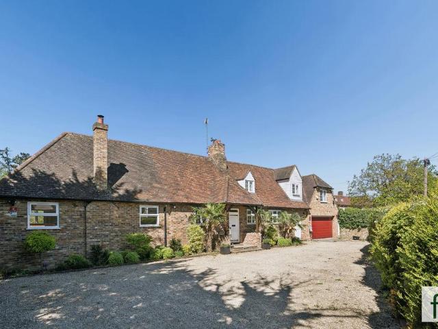 Bull Lane, Gerrards Cross detached. 4 bed house to rent £4,595 pcm £1,060 pw