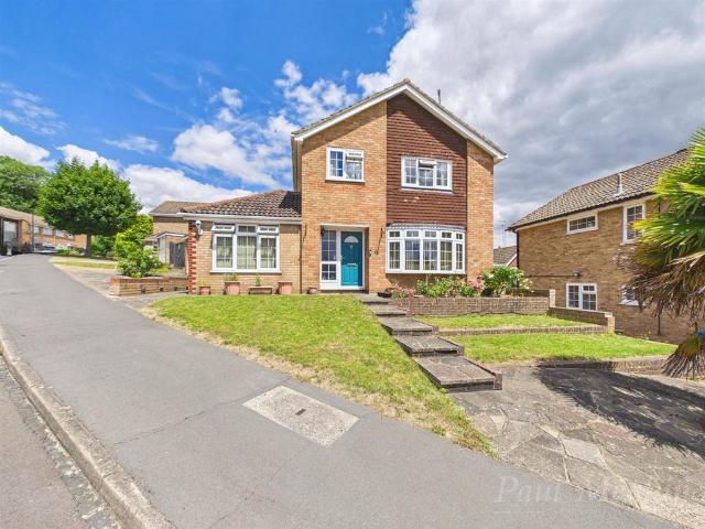 Bullfinch Road, South Croydon 4 bed detached house to rent £2,850 pcm £658 pw