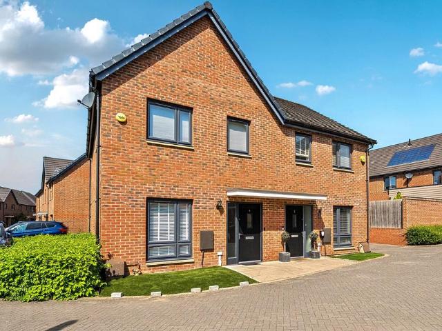 Bullock Crescent, Woking, Surrey, GU22 3 bed semi detached house to rent £2,300 pcm £531 pw