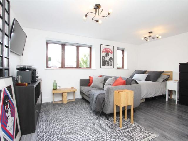 Bullrush Grove, Cowley, UB8