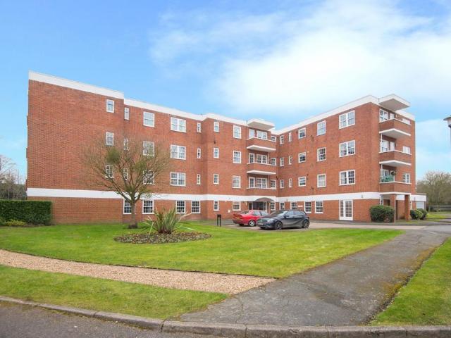 Bulstrode Court, Gerrards Cross, SL9 2 bed apartment to rent £1,850 pcm £427 pw