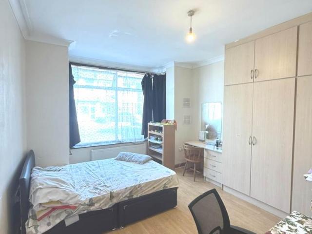 Bulstrode Avenue, Hounslow Central 1 bed flat to rent £1,275 pcm £294 pw