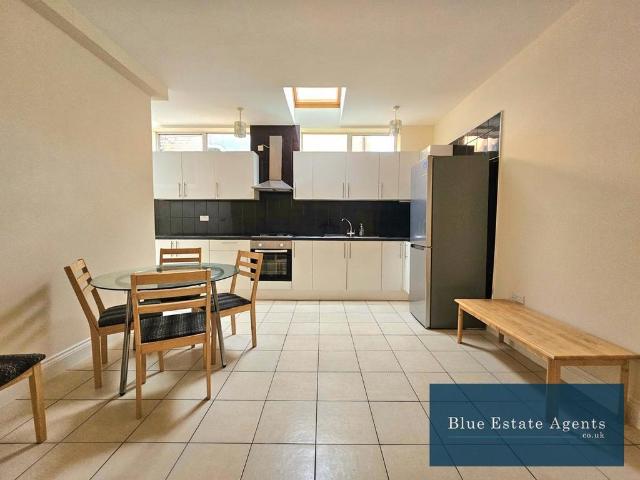 Bulstrode Avenue, Hounslow, TW3 3 bed flat to rent £2,500 pcm £577 pw