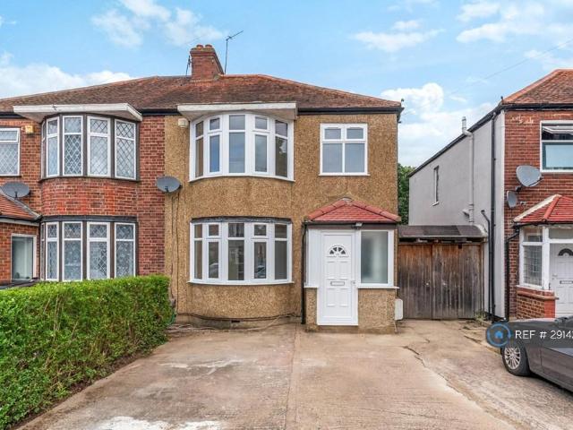 Bulstrode Avenue, Hounslow, TW3 3 bed semi detached house to rent £2,700 pcm £623 pw