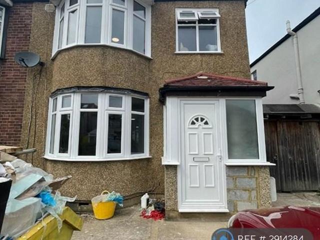 Bulstrode Avenue, Hounslow, TW3 3 bed semi detached house to rent £2,900 pcm £669 pw