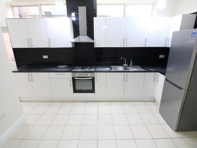 Bulstrode Avenue, Hounslow 3 bed flat to rent £2,500 pcm £577 pw