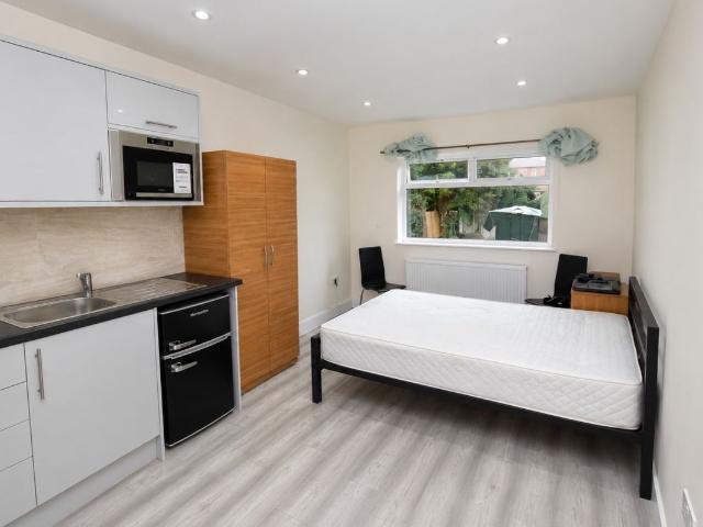 Bulstrode Road, Hounslow TW3, Studio to rent, £1,000 pcm | PrimeLocation