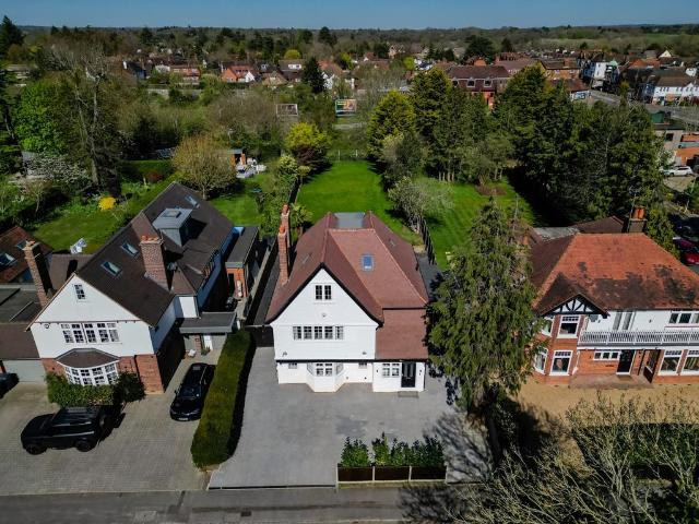 Bulstrode Way Gerrards Cross SL9 6 bed detached house to rent £5,950 pcm £1,373 pw