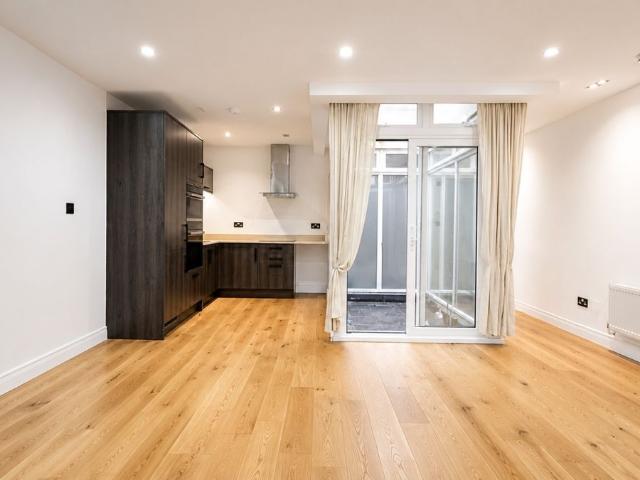 Burwood Close, Tolworth KT6, 1 bed flat to rent, £1,450 pcm | PrimeLocation