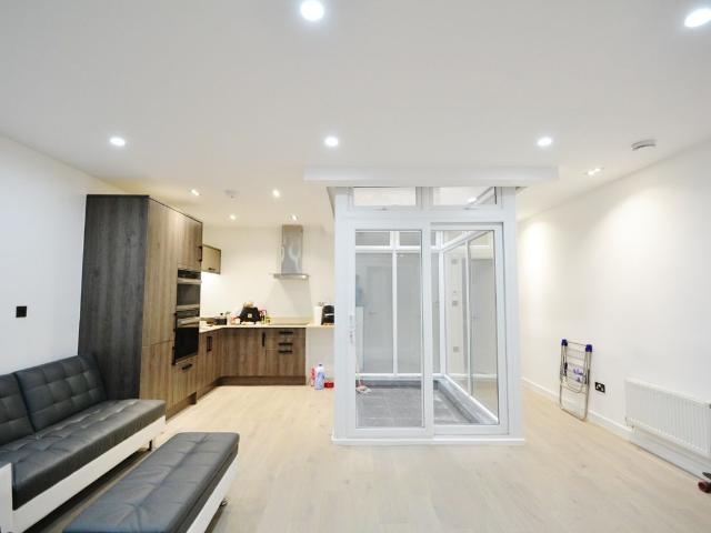 Burwood Close, Tolworth KT6, 1 bed flat to rent, £1,500 pcm | PrimeLocation