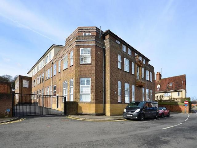 Bury Fields, Guildford, GU2 2 bed flat to rent £2,400 pcm £554 pw
