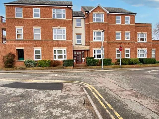Bury Lane, Rickmansworth WD3 2 bed flat to rent £1,750 pcm £404 pw